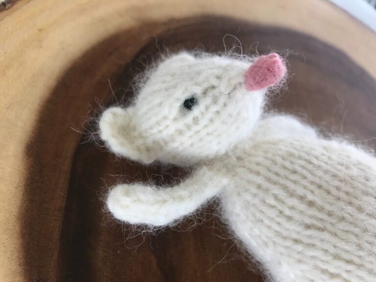MOUSE knitting pattern FREE - Quiet Life Farm