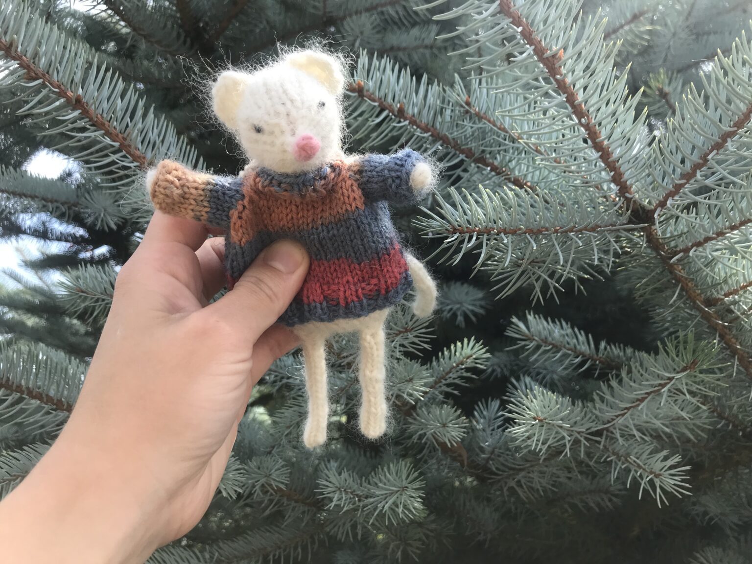 MOUSE knitting pattern FREE - Quiet Life Farm