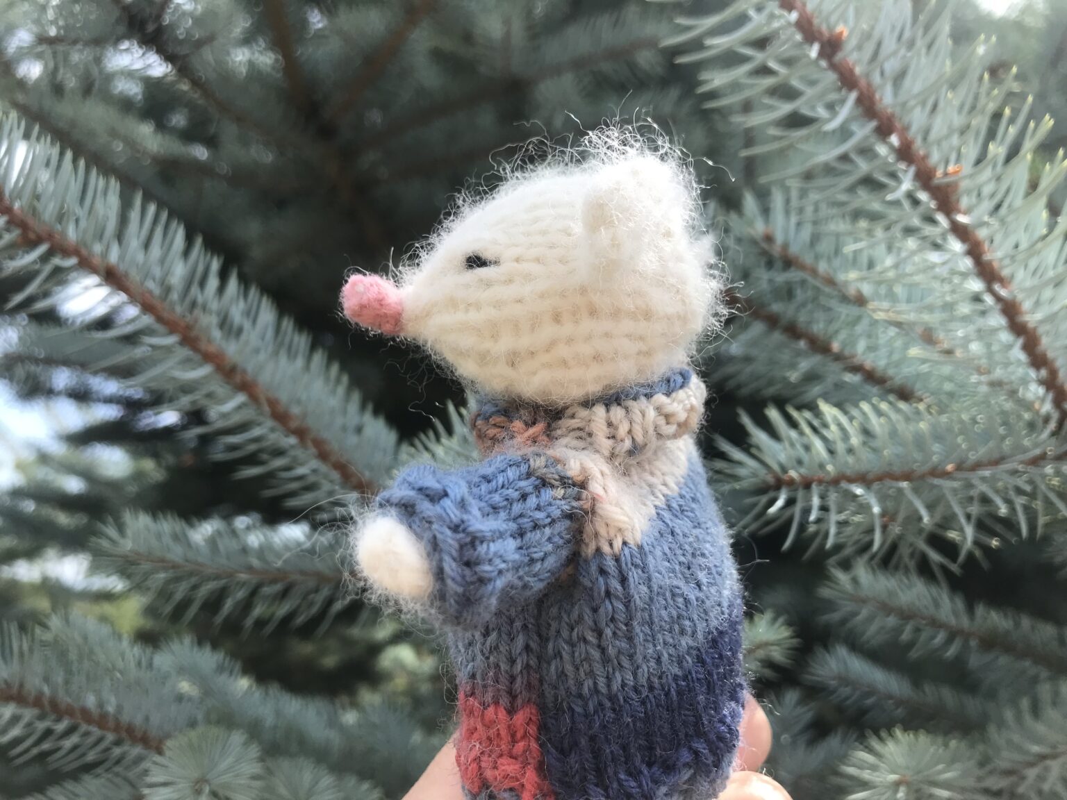 Mouse sweater: free pattern! - Knitted Mouse With Clothes - Quiet Life Farm