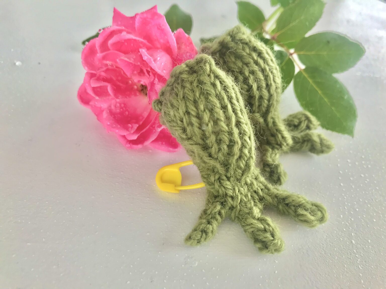Knit Frog: Free Pattern and Tutorial - Quiet Life Farm